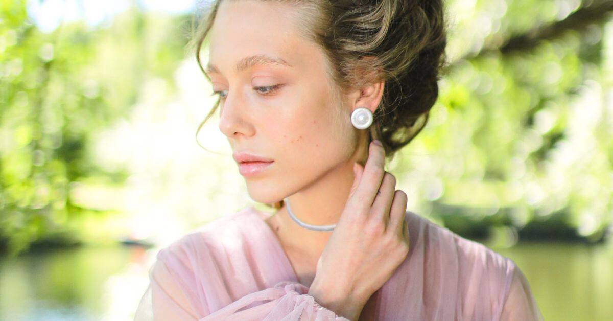 What Are Screw Back Earrings - Outfit Galore