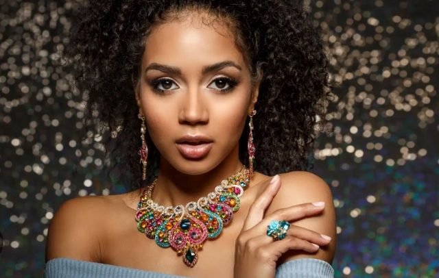 10 Necklace Styling Hacks To Transform Your Outfits - Outfit Galore