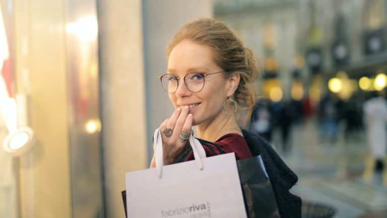 How To Wear Earrings With Glasses - Outfit Galore