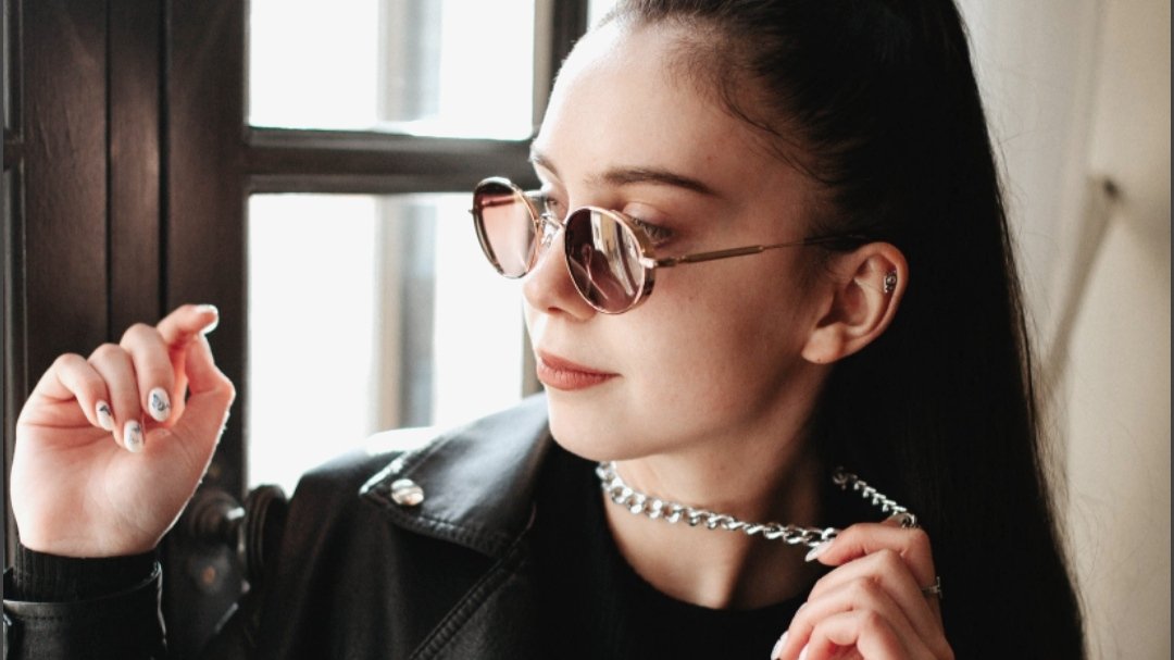 What Necklace To Wear With Strapless Dress - Outfit Galore