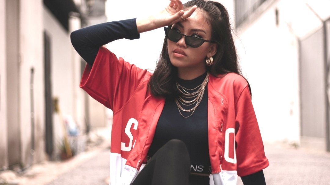 How To Wear Earrings With Glasses - Outfit Galore