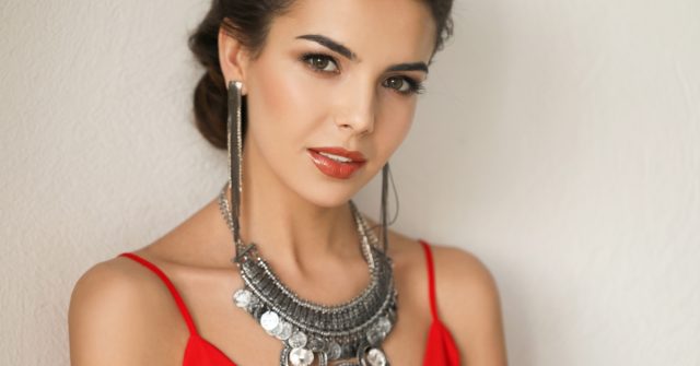 10 Necklace Styling Hacks To Transform Your Outfits - Outfit Galore