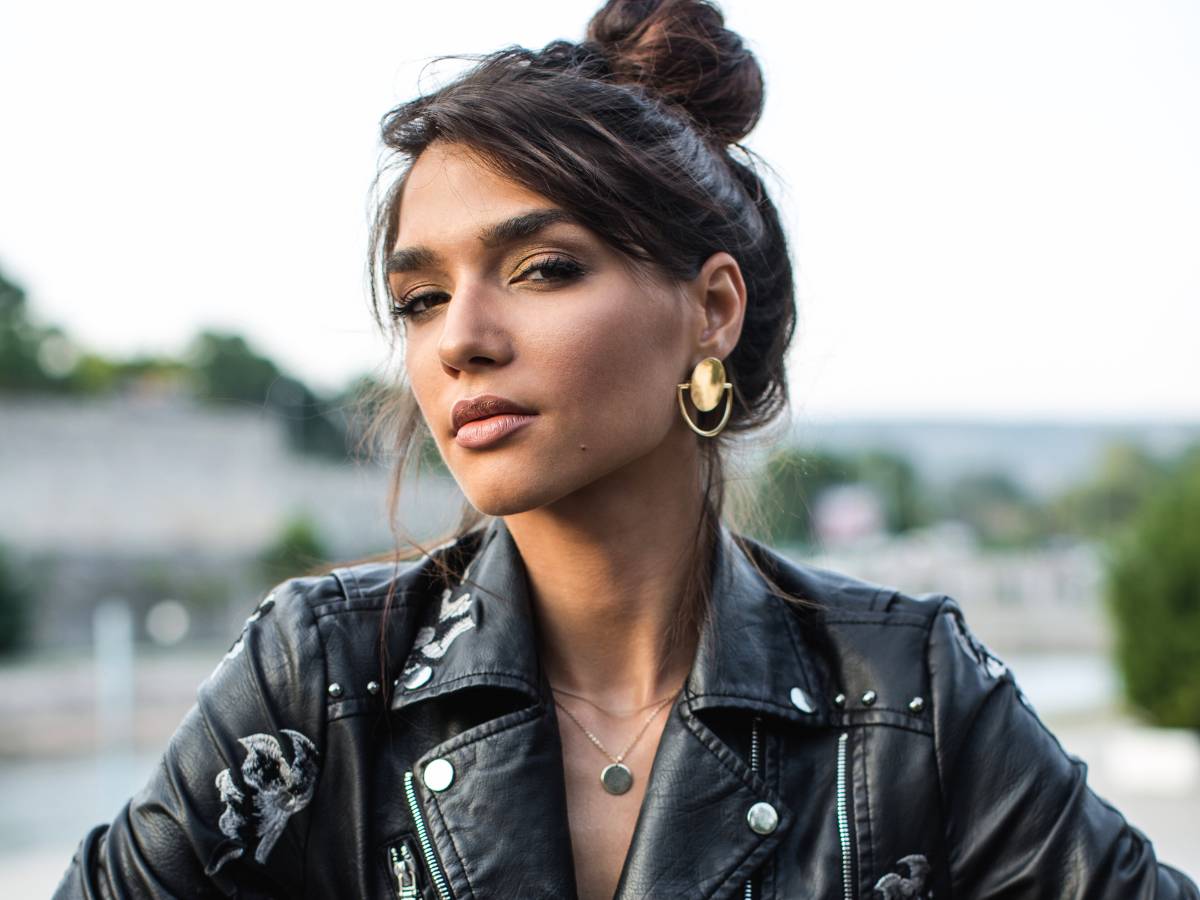 How To Wear Necklaces With Blazers And Jackets - Outfit Galore